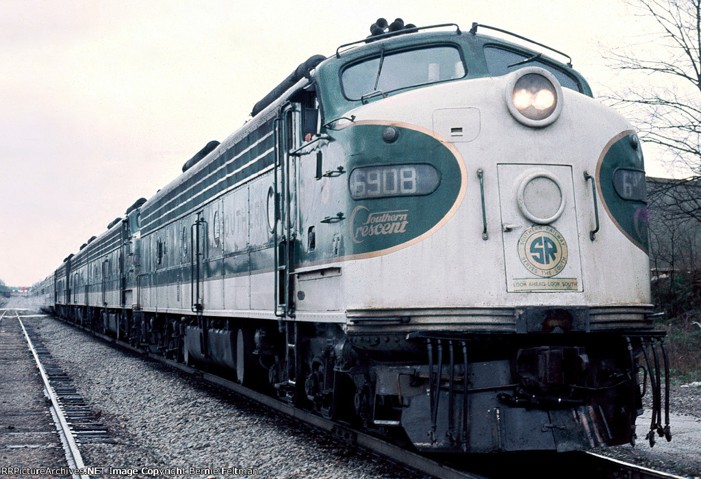 Southern Railway E8A #6908, with the Southern Crescent (train #19) stopped for passengers